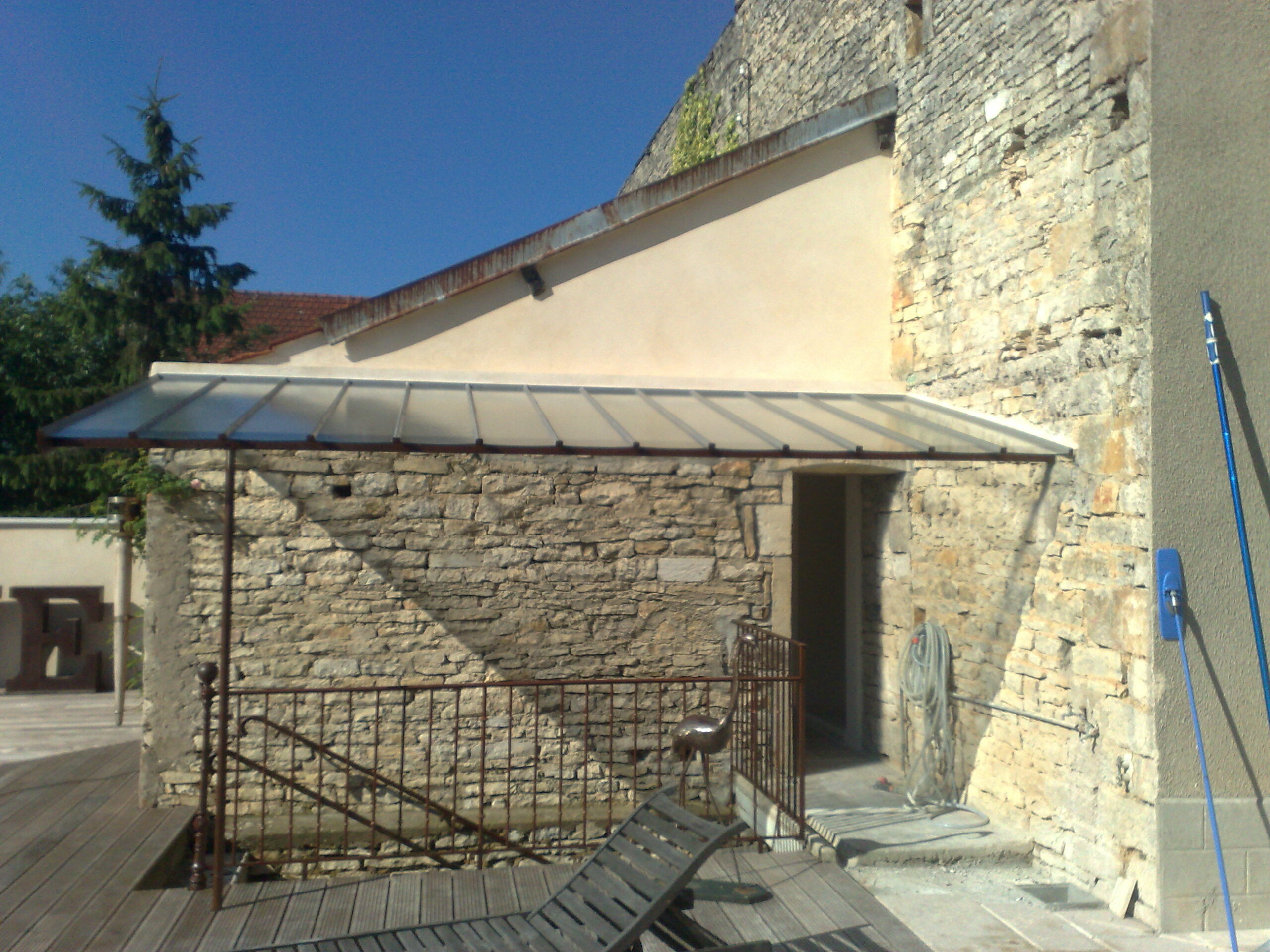 Auvent en fer forgé pour escalier extérieur: protection & élégance - SB 21